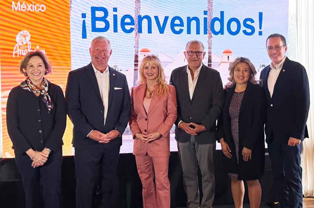 La Alcaldesa De Anaheim, Ashleigh Aitken Y Mike Waterman, CEO De Visit ...